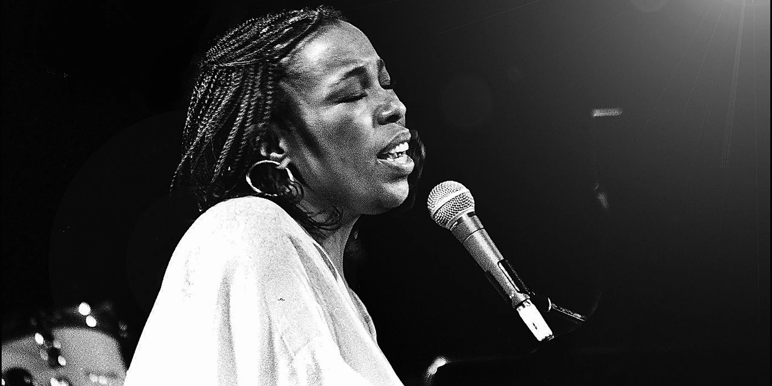 Legendary Soul Singer Roberta Flack Dies at 88 - STN Channel 2